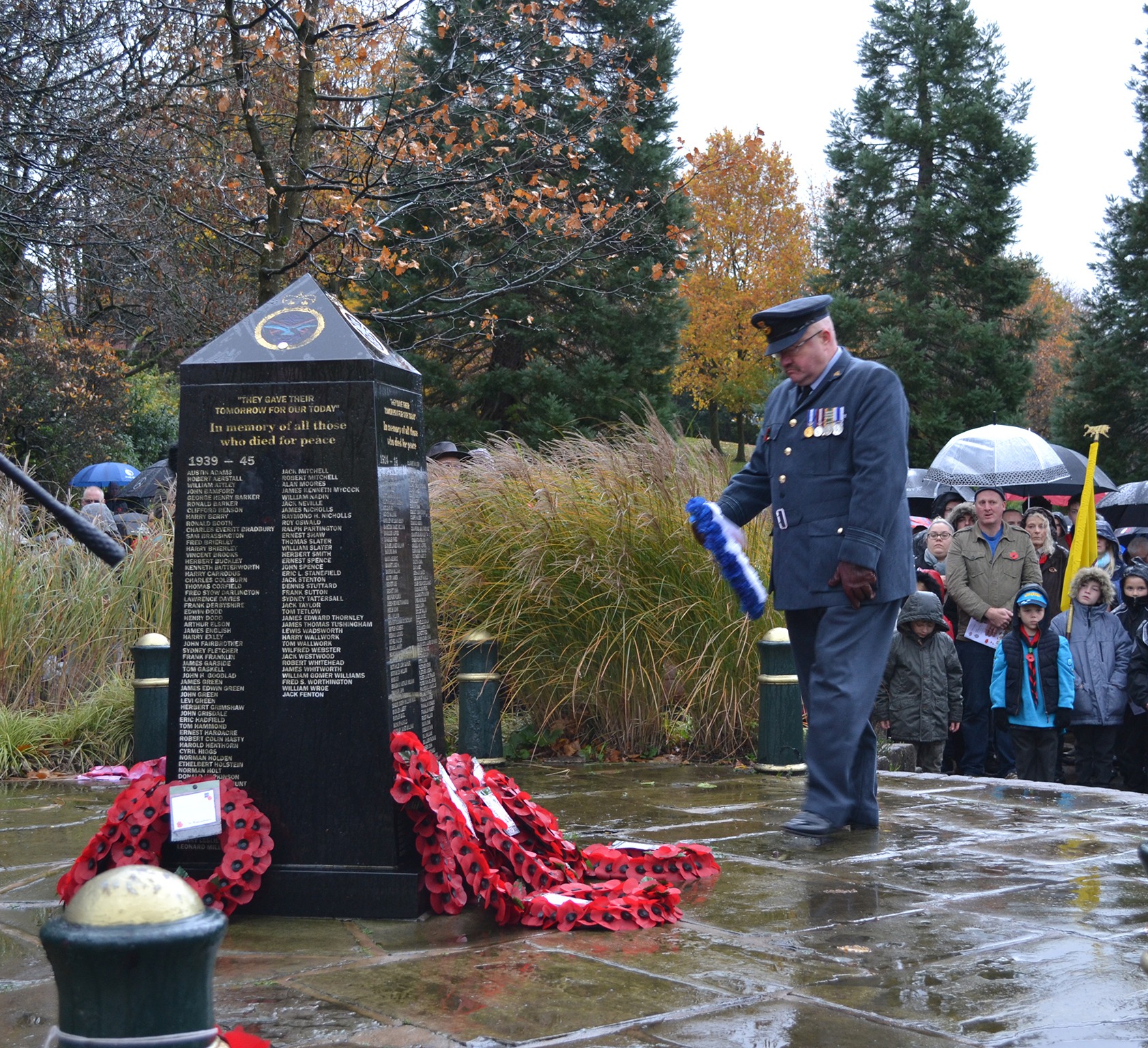 Royton unites to honour fallen soldiers on Remembrance Day – Shaw ...